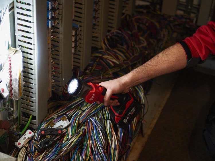 Milwaukee torcia M18 TLED-0 18V senza batteria LED 160 lumen [4932430361]